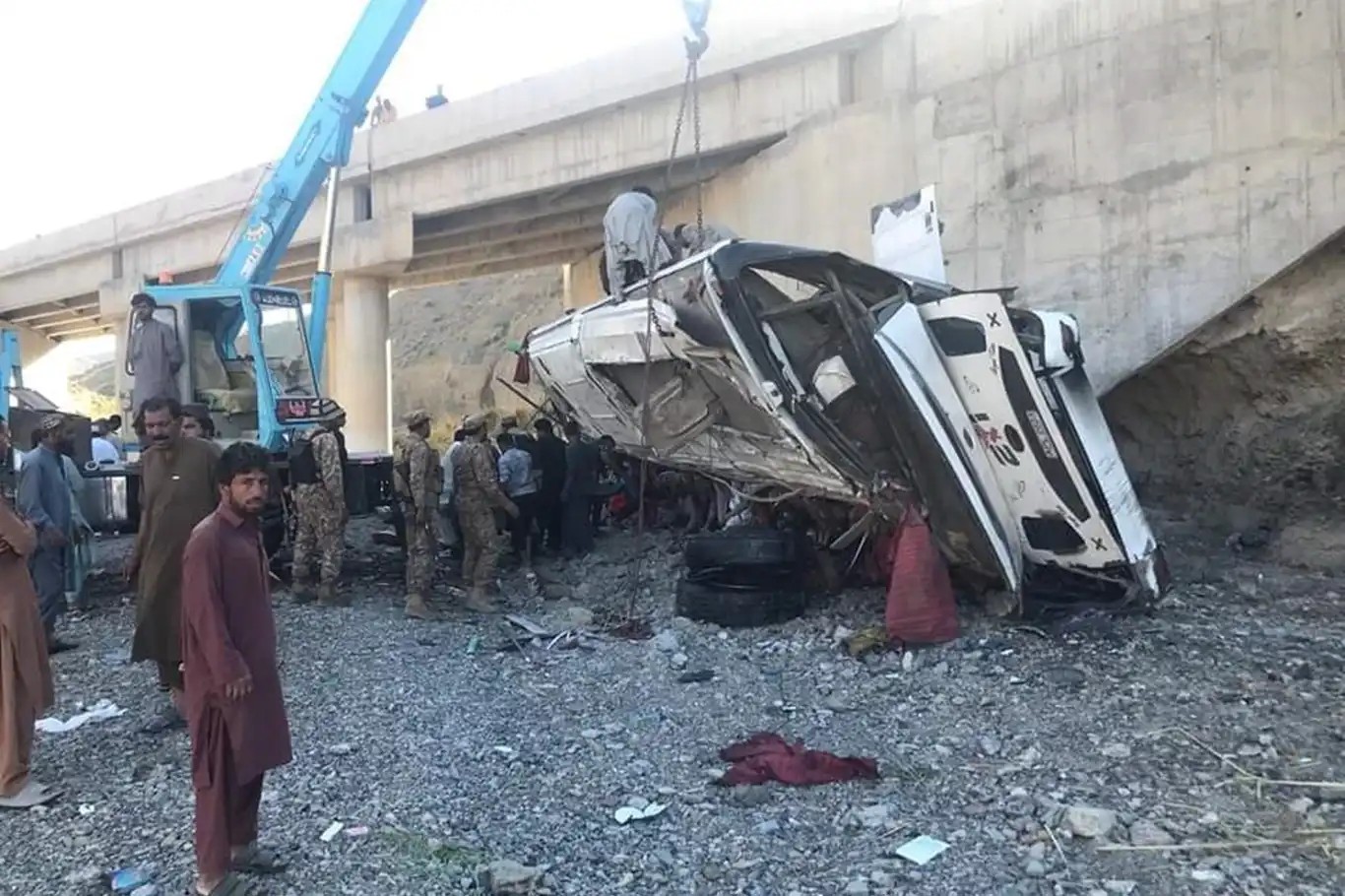 Pakistan: Deadly bus accident leaves 28 dead, dozens injured - [İLKHA ...