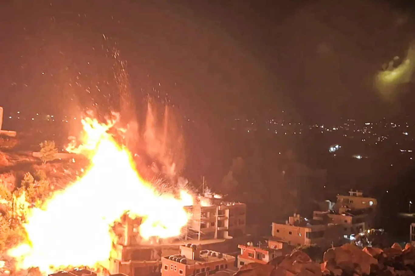 Israeli airstrikes slaughter 14 civilians in southern Lebanon - [İLKHA ...