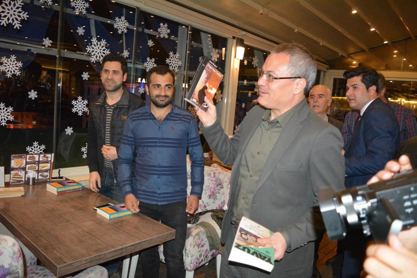 Validen kafede kitap okuma etkinliği - [İLKHA] İlke Haber Ajansı