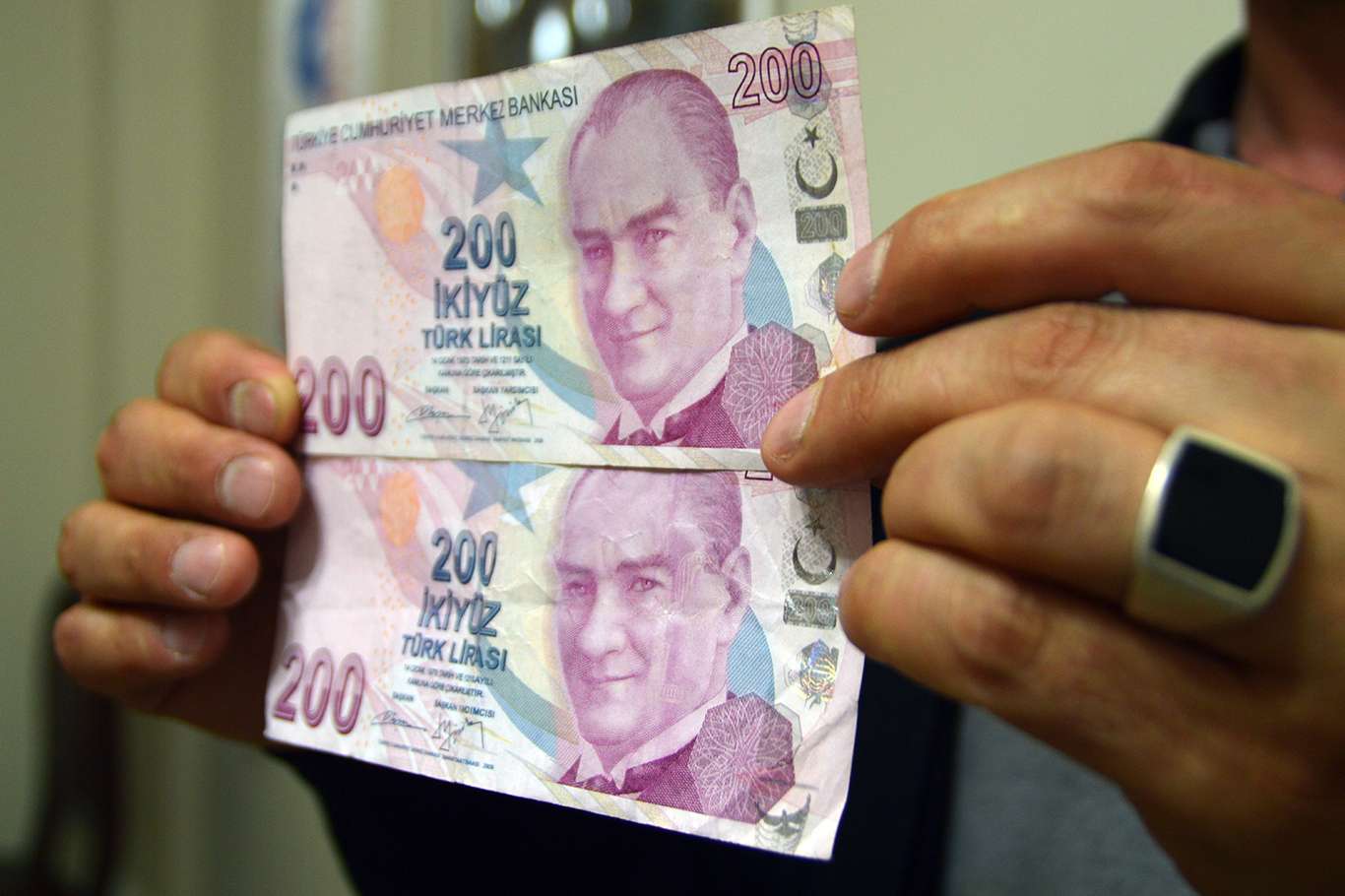Yanlış baskı yapılan 200 TL'lik banknotu satıyor - [İLKHA] İlke Haber ...