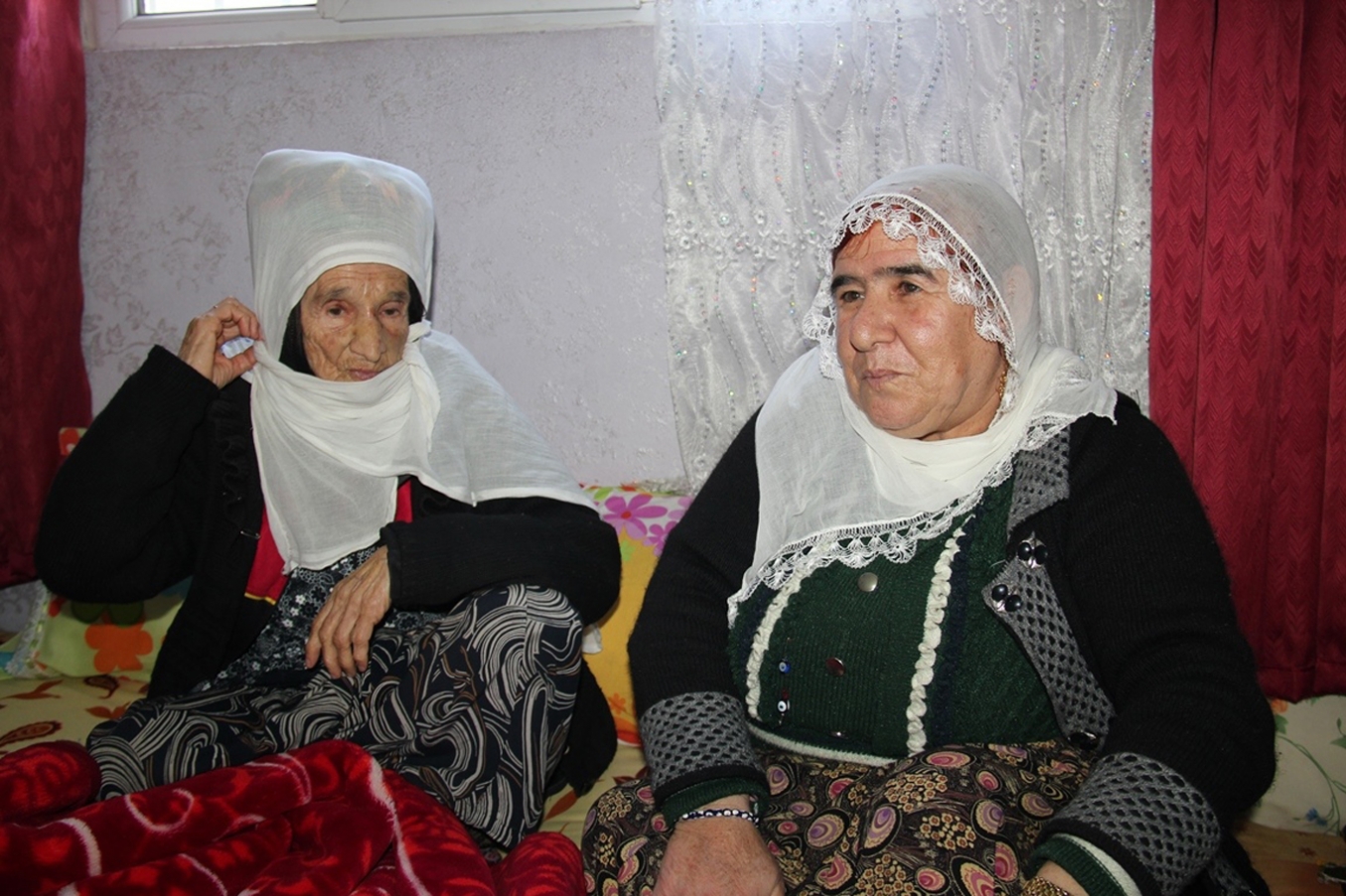 Yaşlı Kadın Ve Kızı Hayırseverlerden Yardım Bekliyor [İlkha] İlke